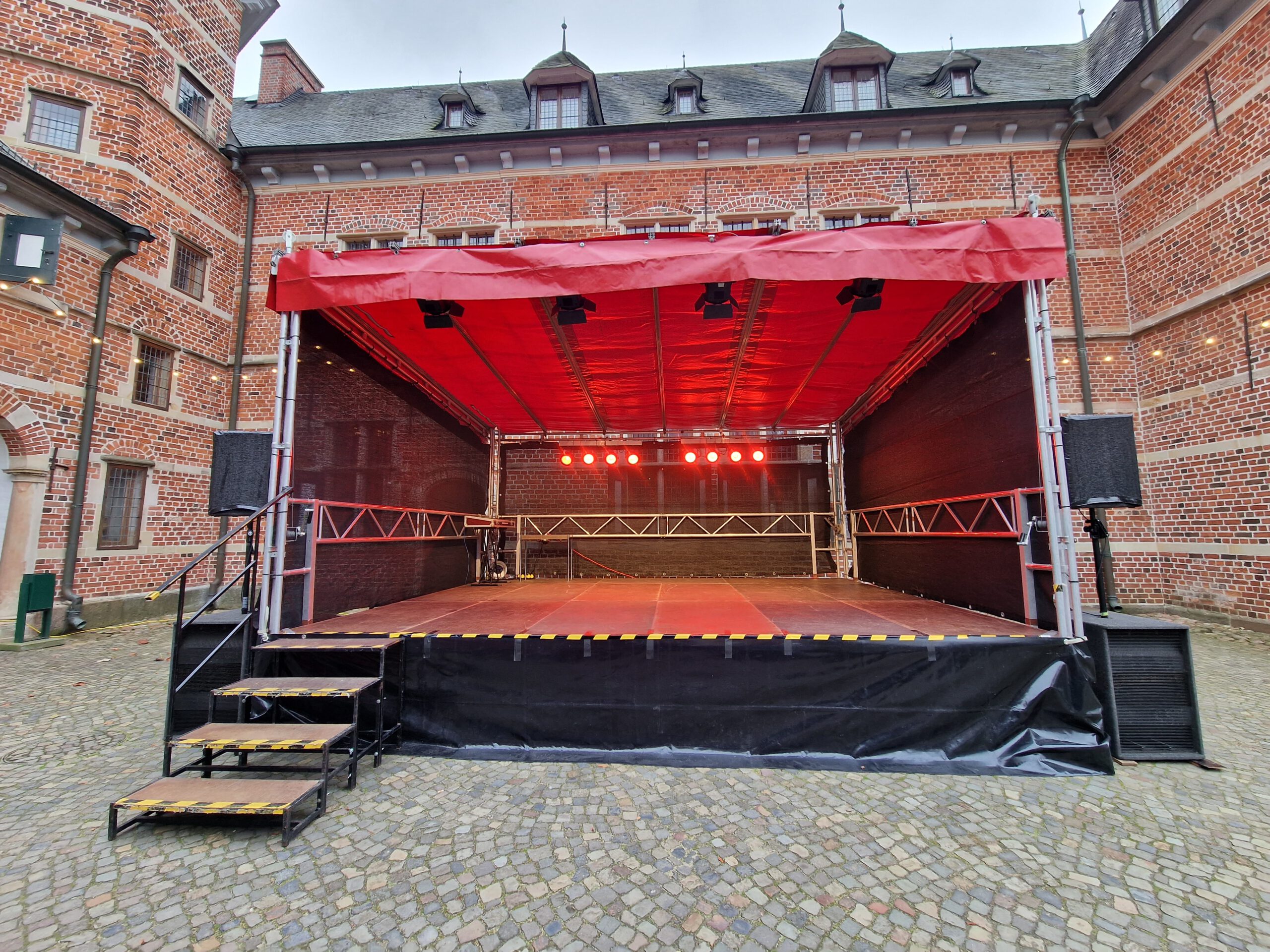 Aktionsbühne 30qm – dt Veranstaltungstechnik